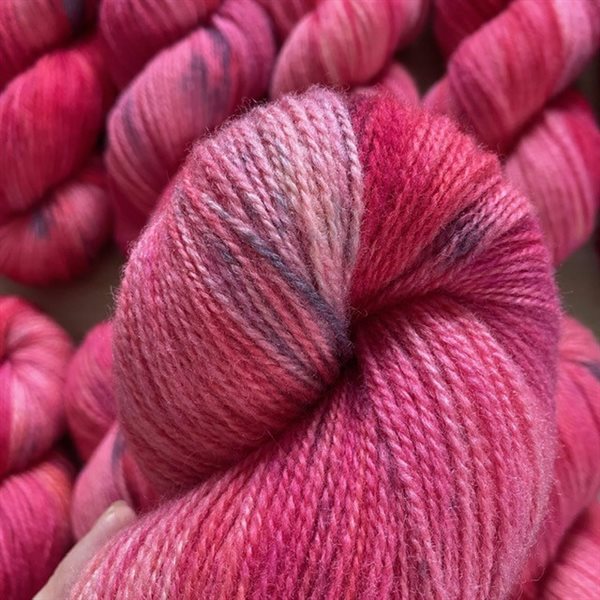 RØDE EPLA – Håndfarget Finull 100g - Norsk Flid nettbutikk og bunader